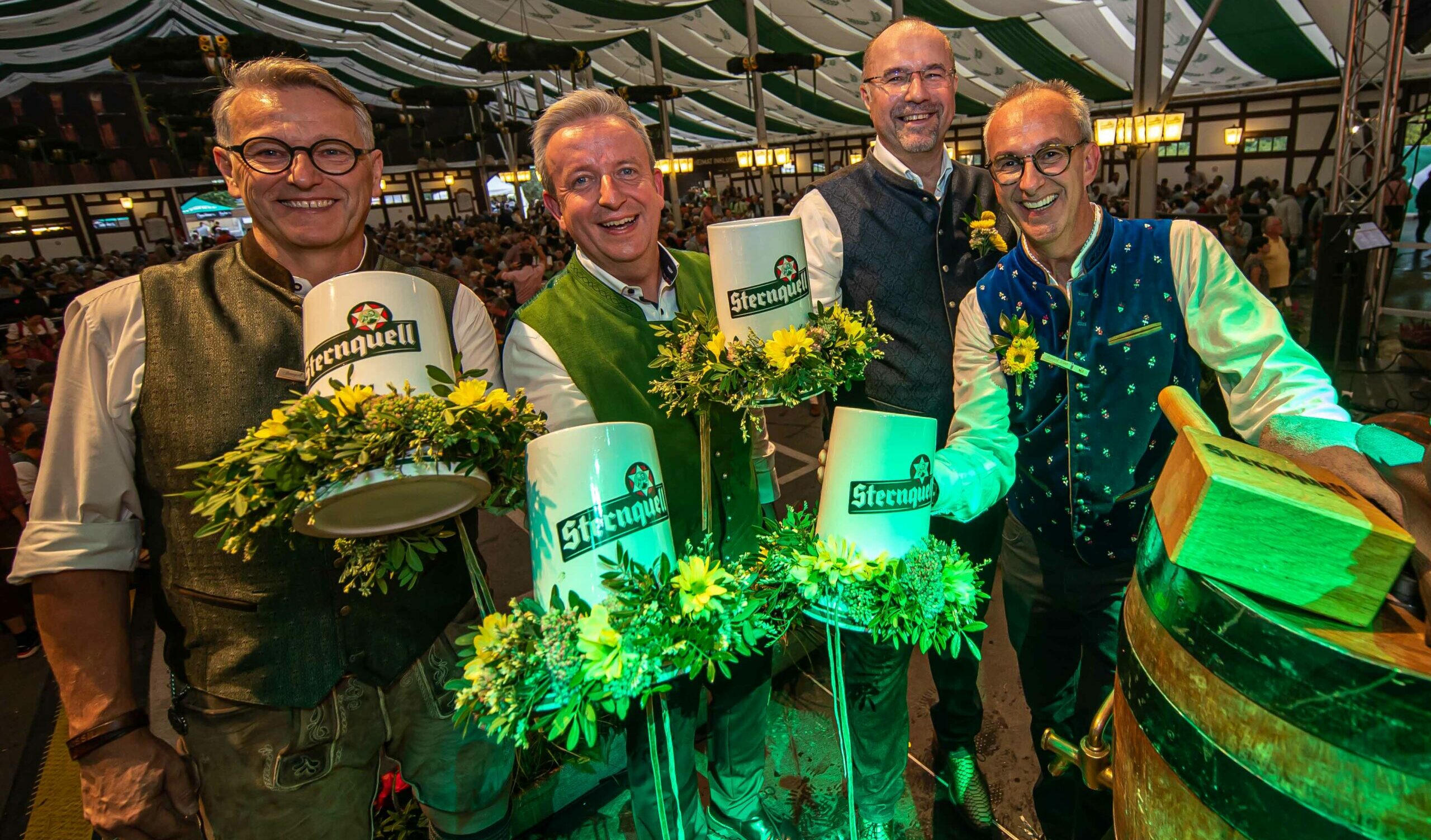 Tausende haben glückselig das größte Bierfest der Region gefeiert ...